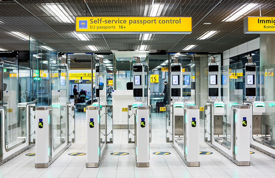 Prestaties Self Service Paspoortcontrole Schiphol; Nederlanders Staan ...