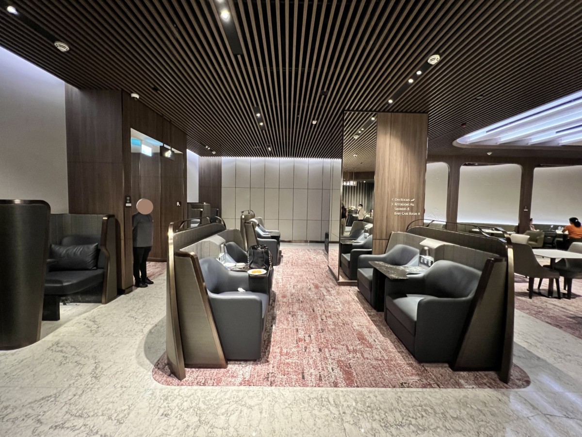 InsideLook Singapore Airlines SilverKris First Class Lounge Singapore ...