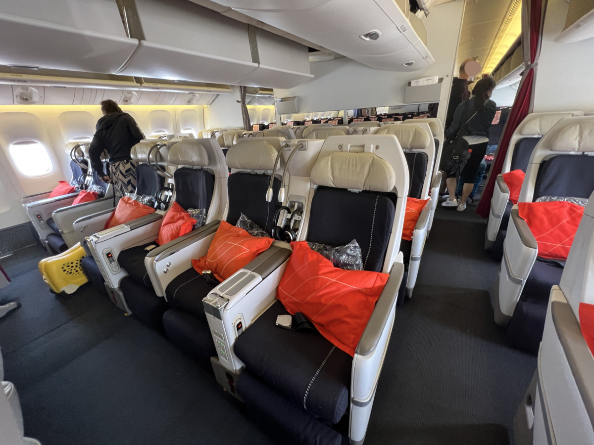 Review - Air France Premium Economy Boeing 777-300 Paris CDG Bangkok ...