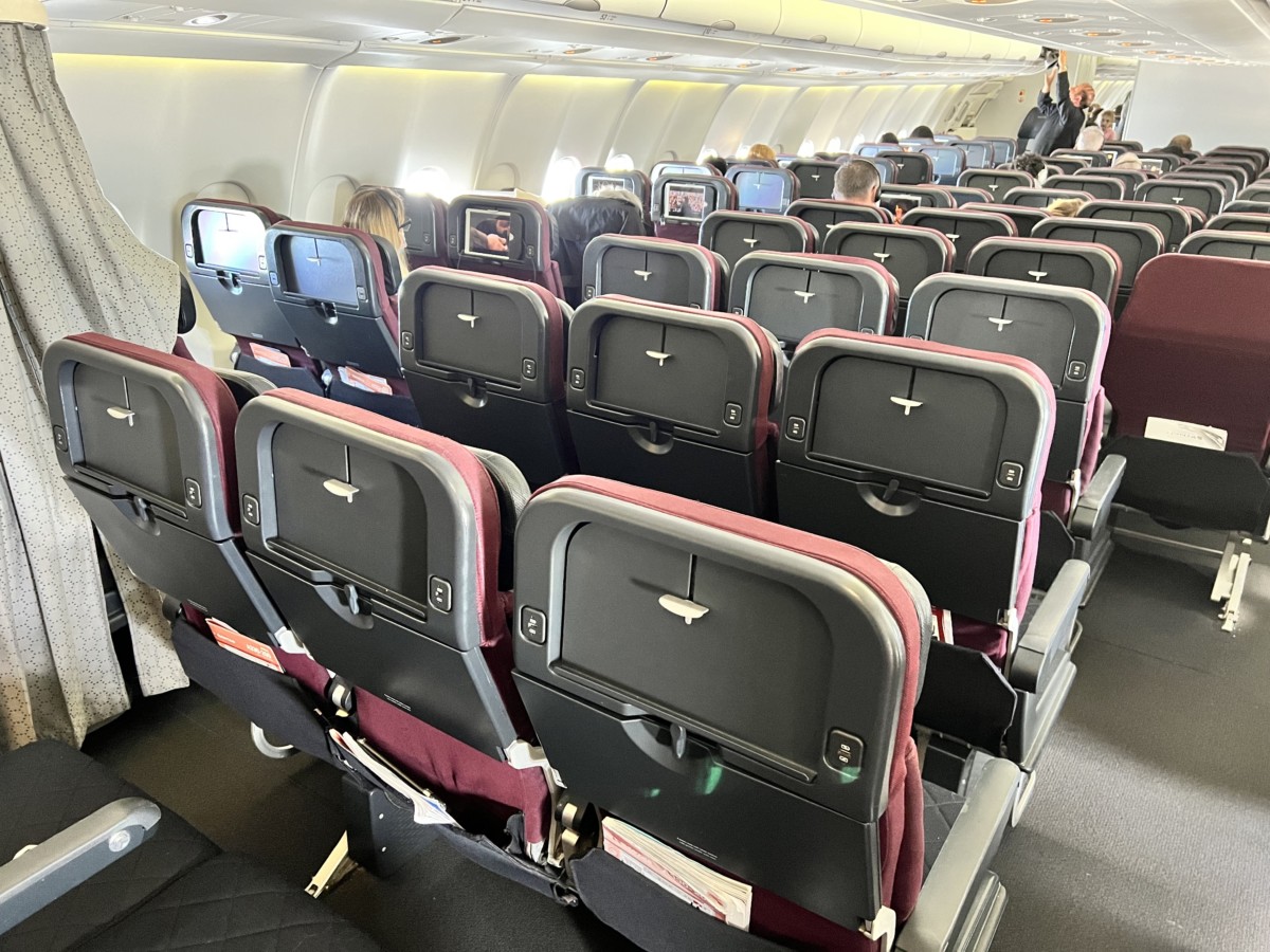 Review Qantas Airbus A330-200 Melbourne MEL Perth PER Economy 44 ...