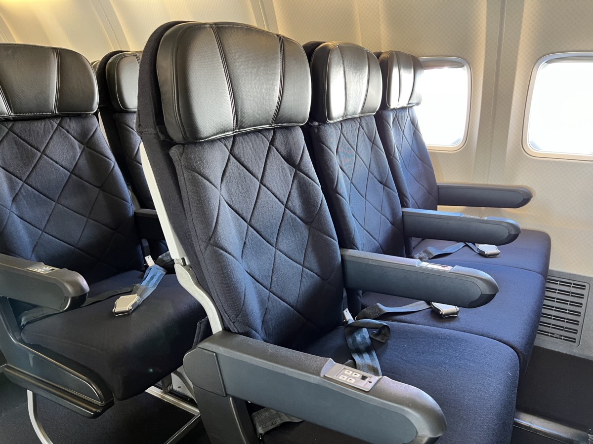 Review Qantas Boeing 737-800 Perth PER Adelaide ADL Economy QF884 16 ...