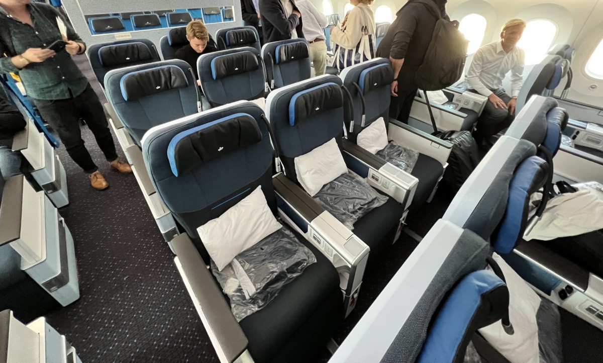 InsideLook Review KLM Premium Comfort Boeing 787-10 Dreamliner 16 - InsideFlyer