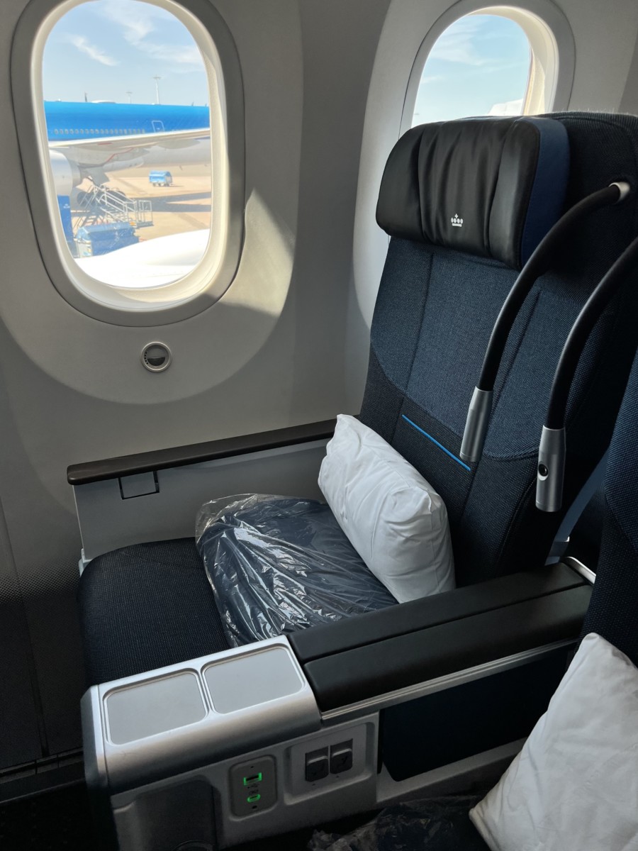 InsideLook Review KLM Premium Comfort Boeing 787-10 Dreamliner 22 - InsideFlyer