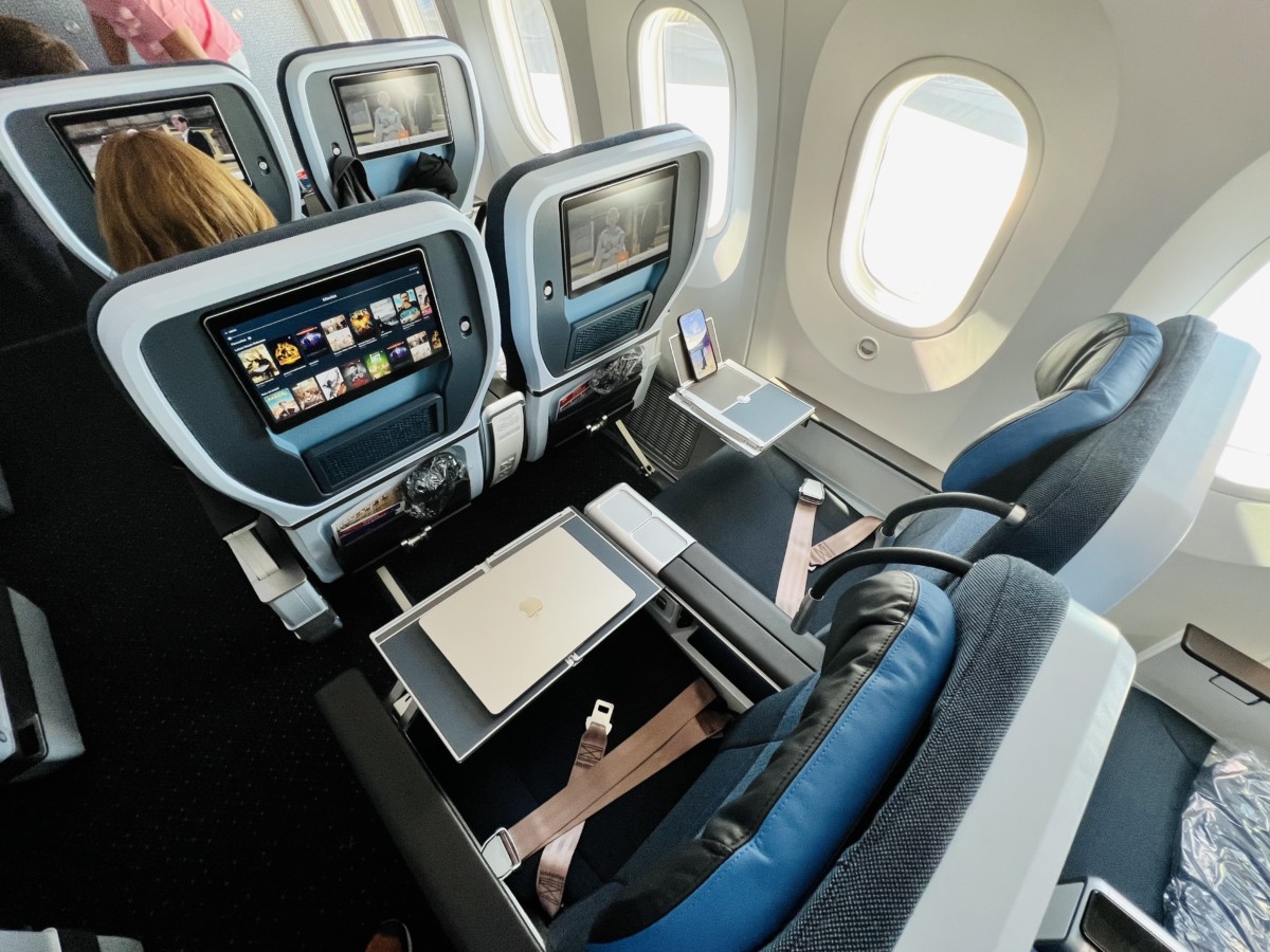 InsideLook Review KLM Premium Comfort Boeing 787-10 Dreamliner 35 ...
