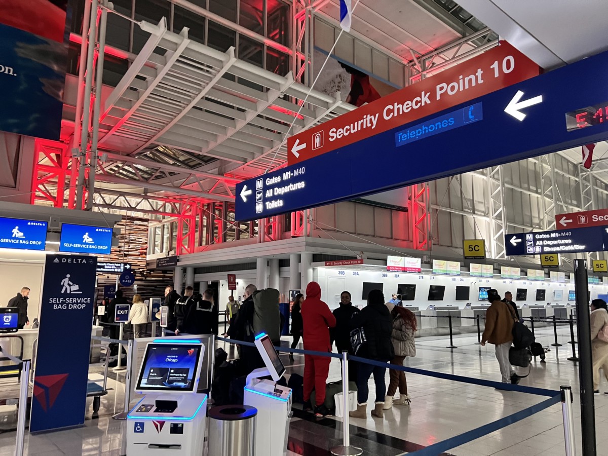 Review Delta First Class Embraer 175 DL4095 N279SY Chicago Terminal 5 ...