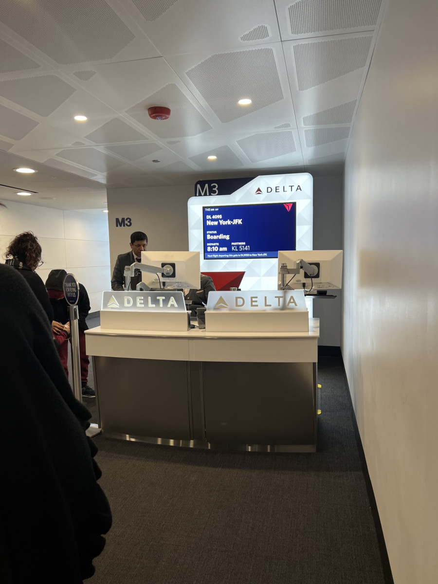 Review Delta First Class Embraer 175 DL4095 N279SY Chicago Terminal 5 ...