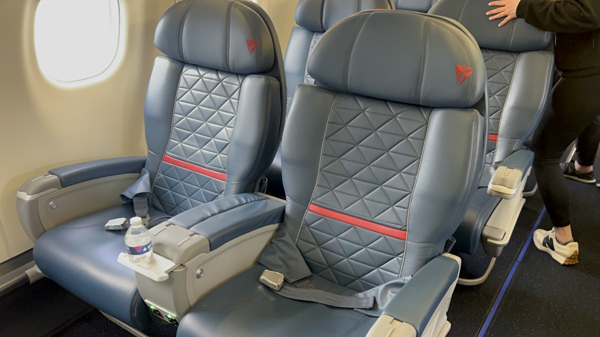 Review Delta First Class Embraer 175 DL4095 N279SY Chicago Terminal 5 ...