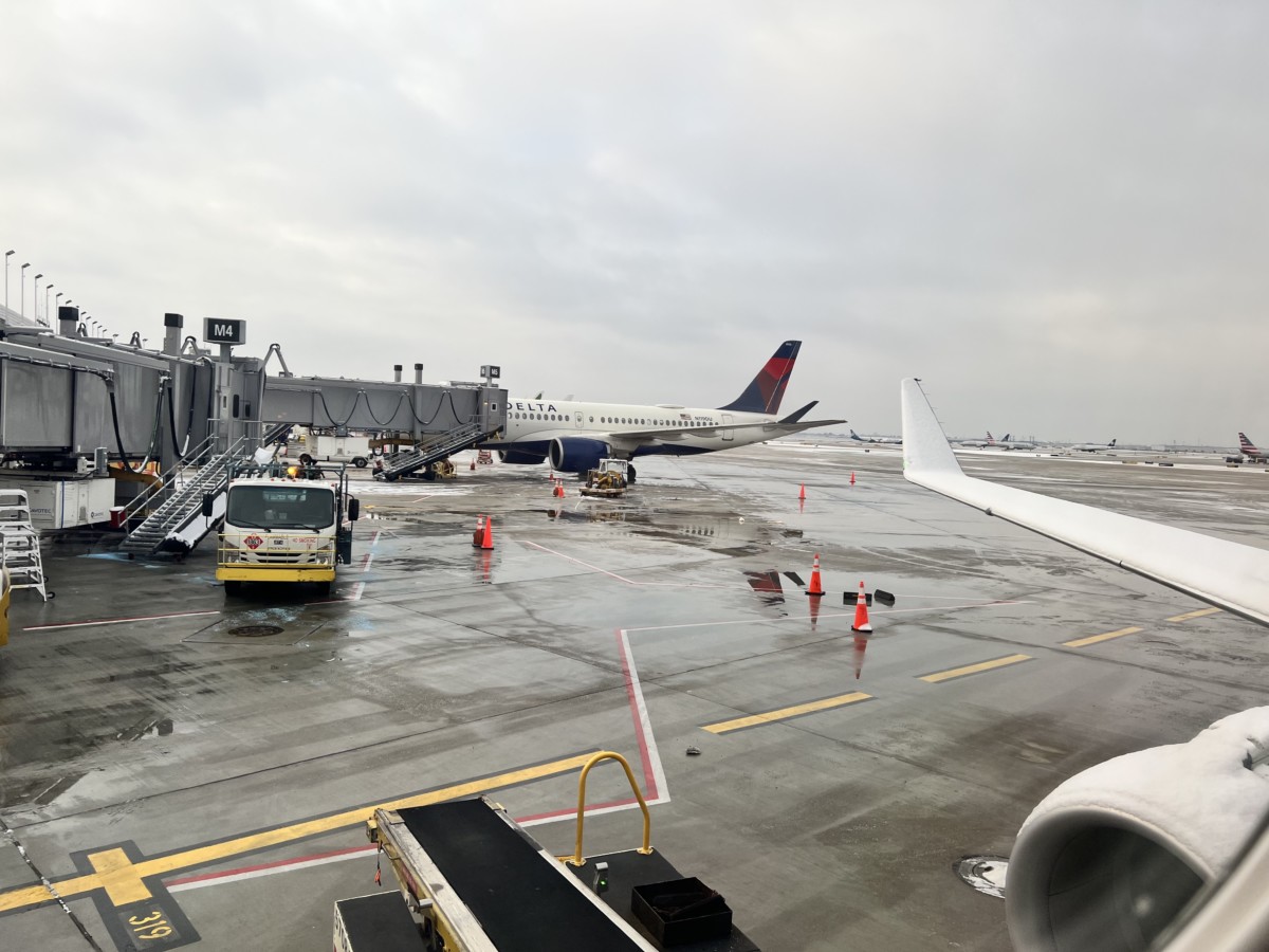 Review Delta First Class Embraer 175 DL4095 N279SY Chicago Terminal 5 ...