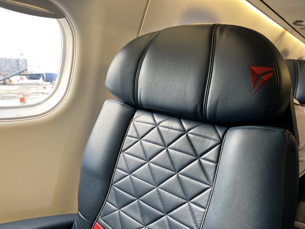 Review Delta First Class Embraer 175 DL4095 N279SY Chicago Terminal 5 ...