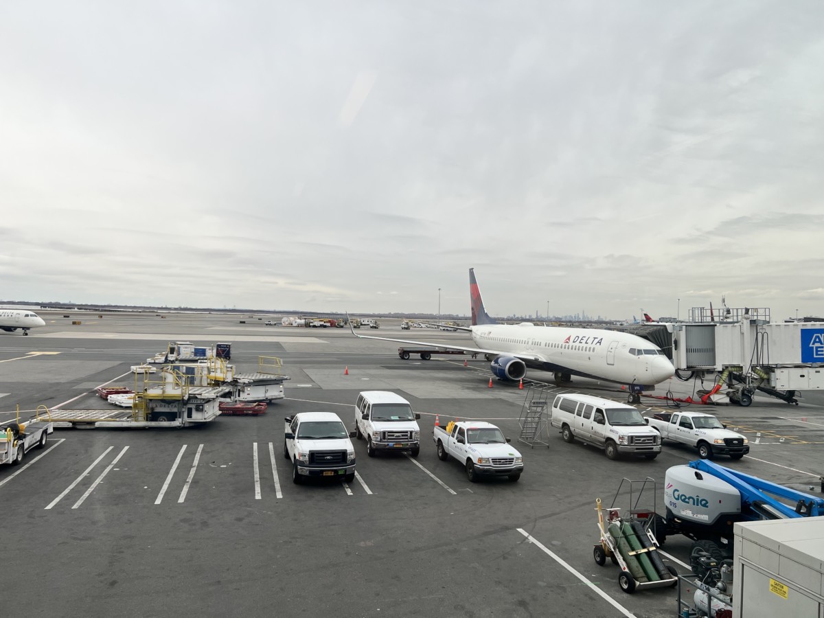 Review Delta First Class Embraer 175 DL4095 N279SY Chicago Terminal 5 ...