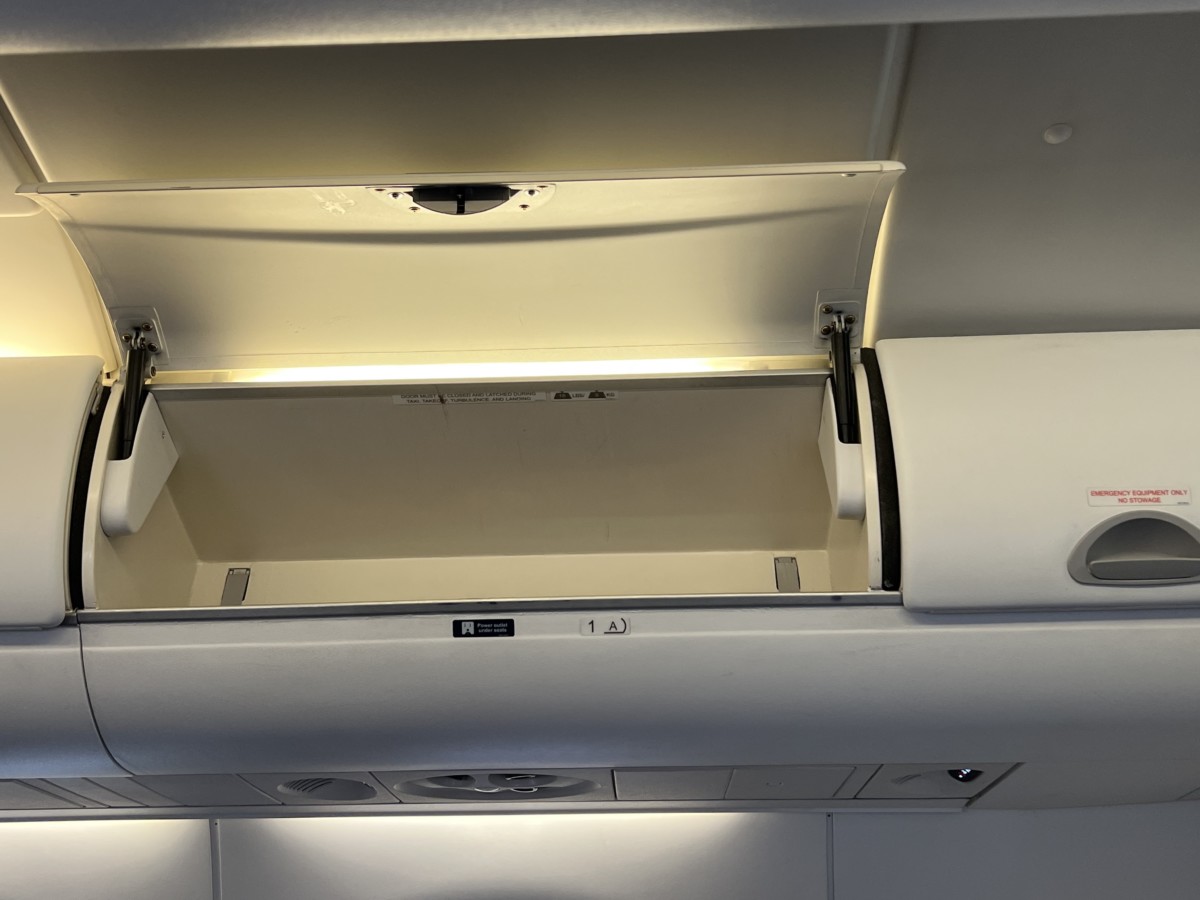 Review Delta First Class Embraer 175 DL4095 N279SY Chicago Terminal 5 ...