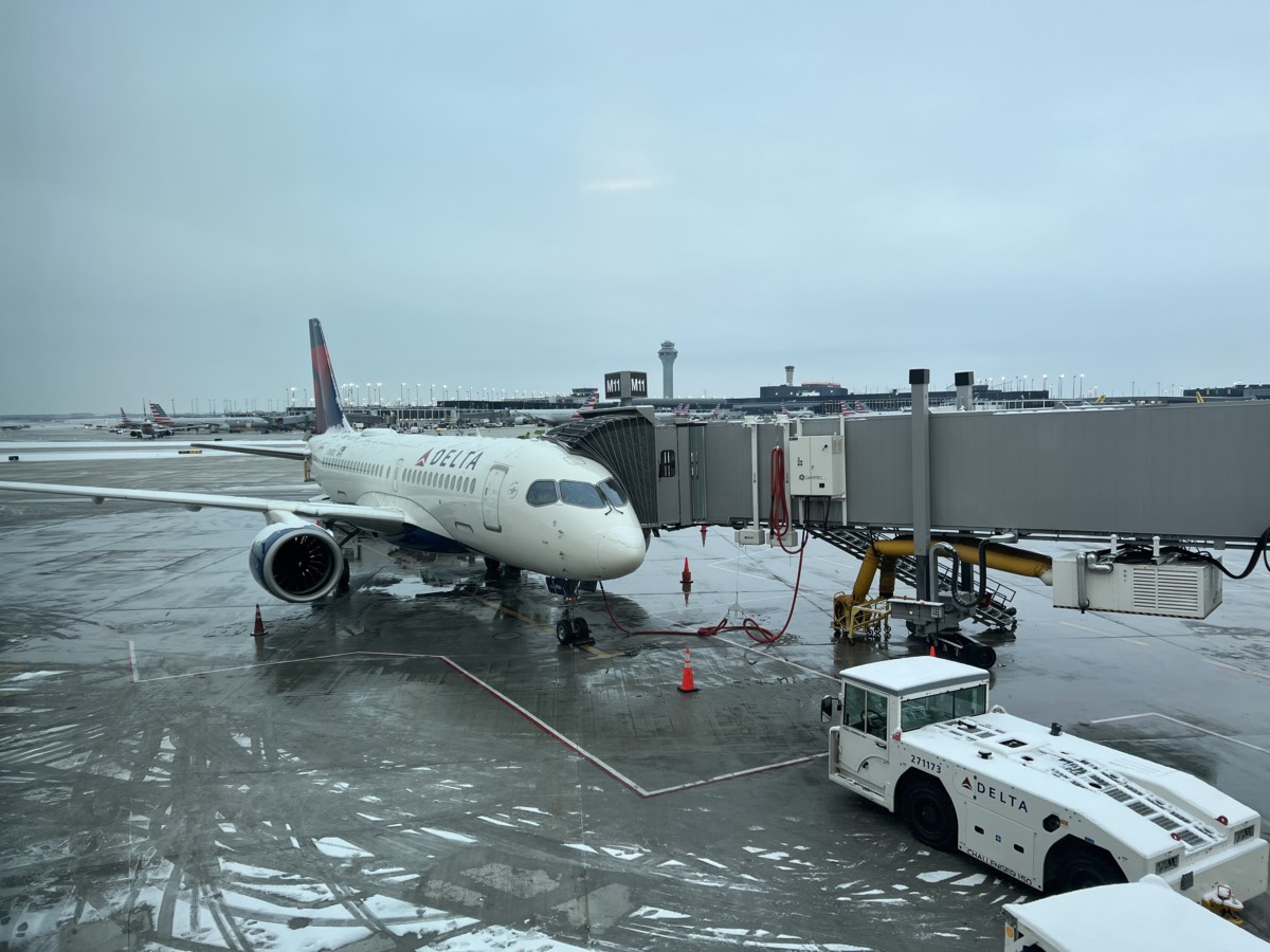 Review Delta Sky Club Chicago ORD, Terminal 5 – Concourse M, between ...
