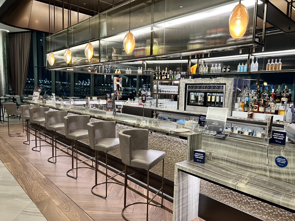 Review Delta Sky Club Chicago ORD, Terminal 5 – Concourse M, between ...