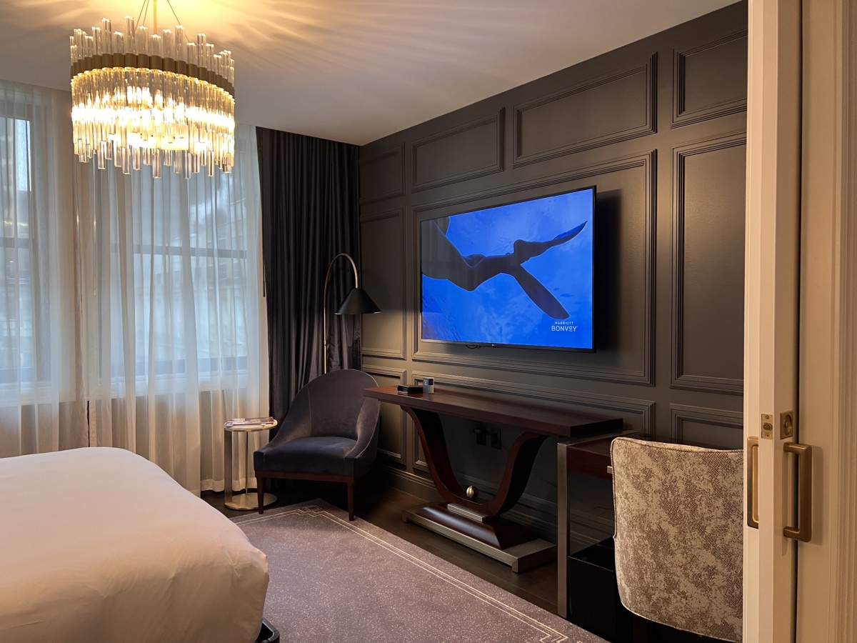 Review The LaSalle Chicago, Autograph Collection Executive Suite Grill ...