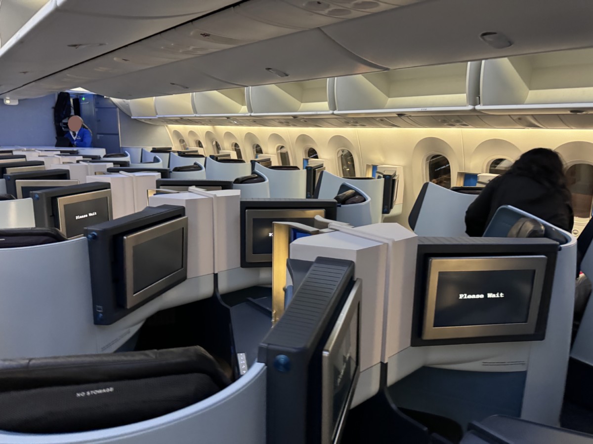 Review: KLM Business Class | Jakarta - Kuala Lumpur | Boeing 787-9 ...