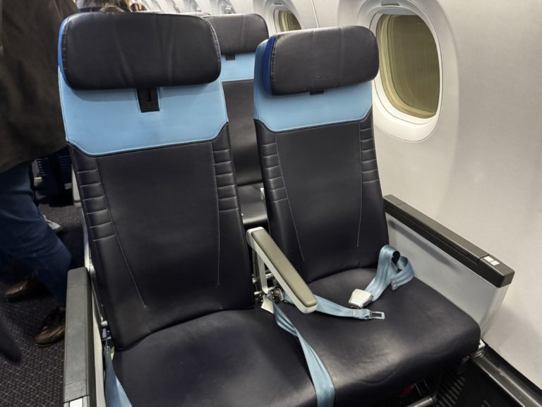 Review: KLM Europe Business Class | Amsterdam-Porto | Embraer E195-E2 ...