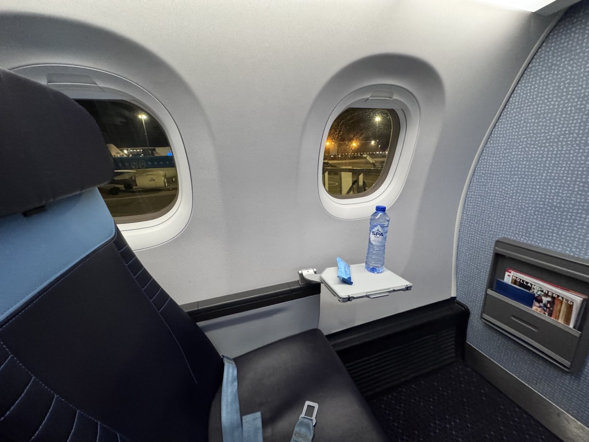 Review: KLM Europe Business Class | Amsterdam-Porto | Embraer E195-E2 ...