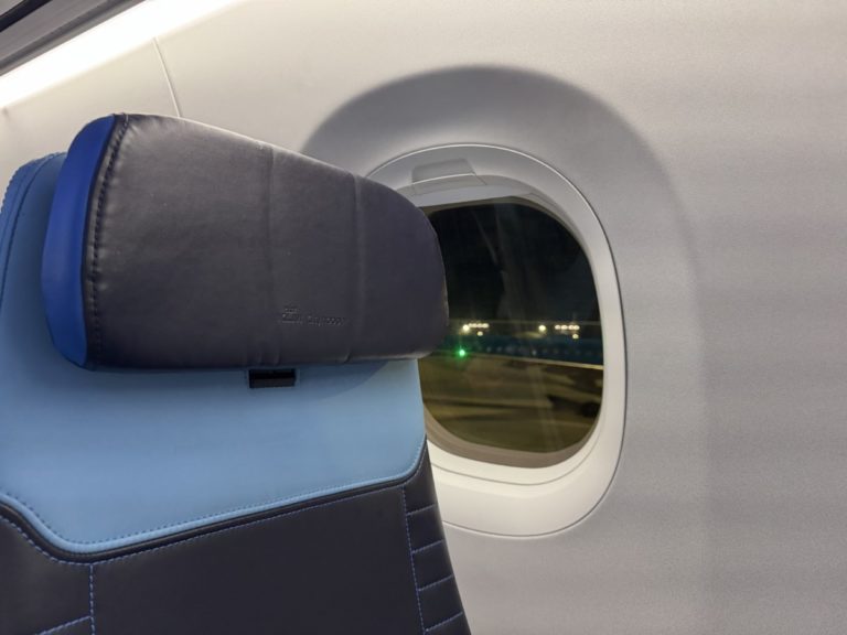 Review: KLM Europe Business Class | Amsterdam-Porto | Embraer E195-E2 ...