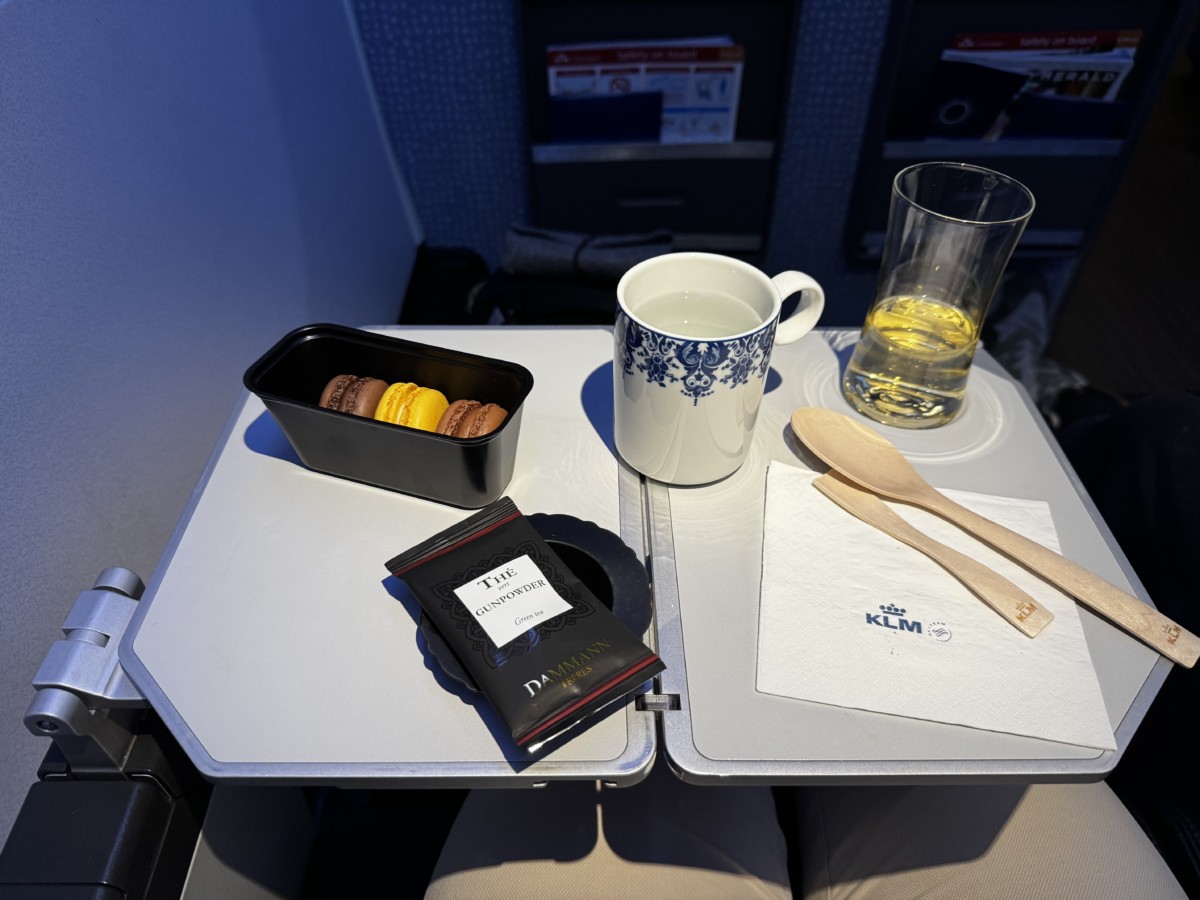 Review: KLM Europe Business Class | Amsterdam-Porto | Embraer E195-E2 ...