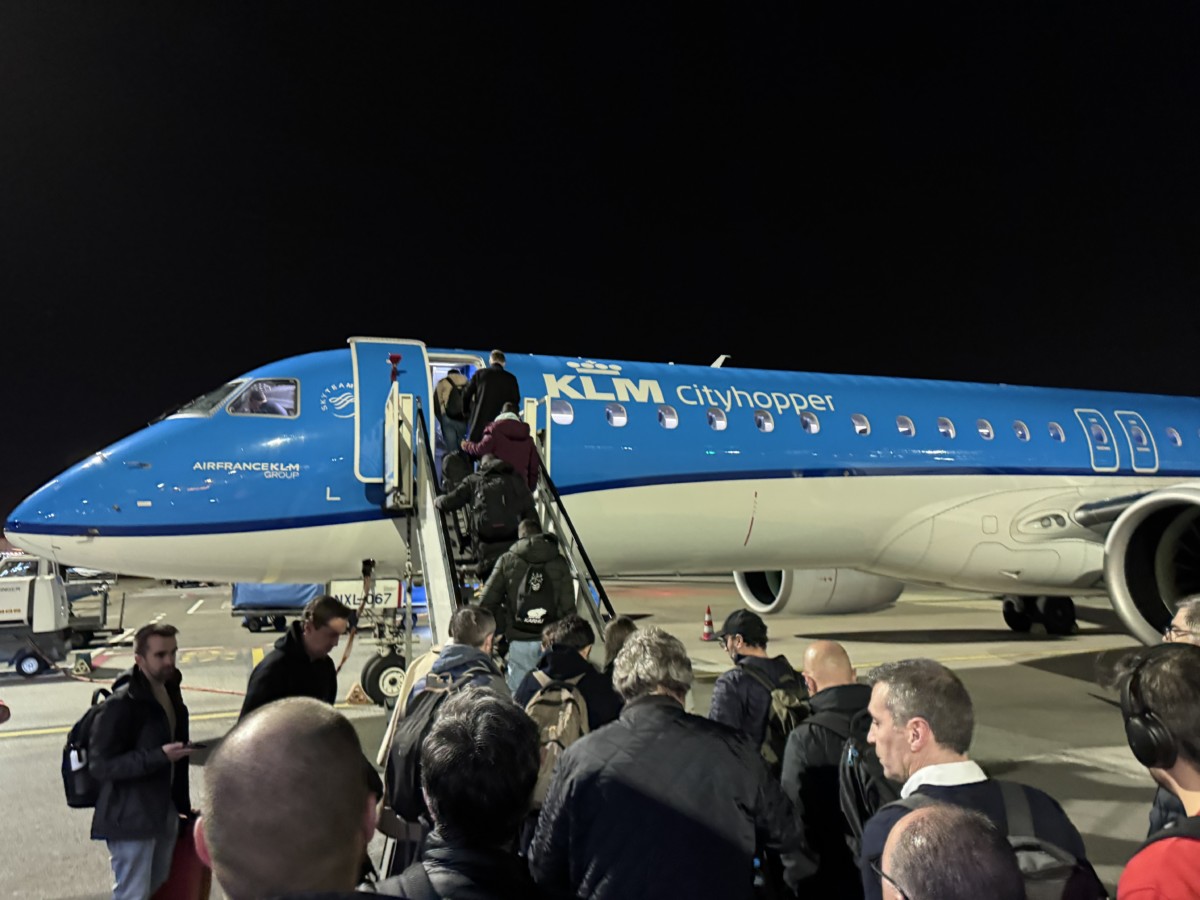 Review: KLM Europe Business Class | Amsterdam-Porto | Embraer E195-E2 ...